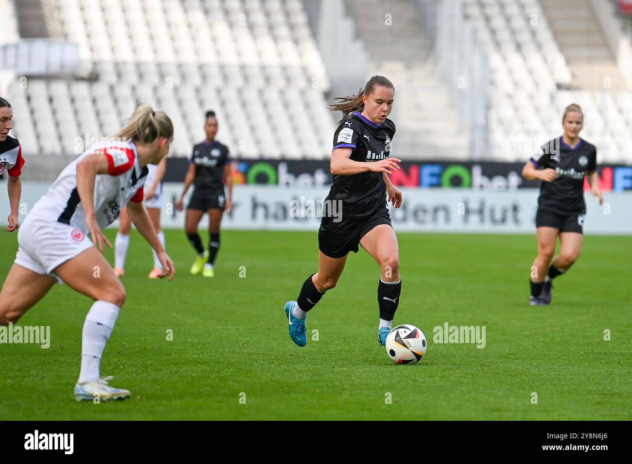 Google pixel frauen bundesliga 2024 hi-res stock photography and images ...
