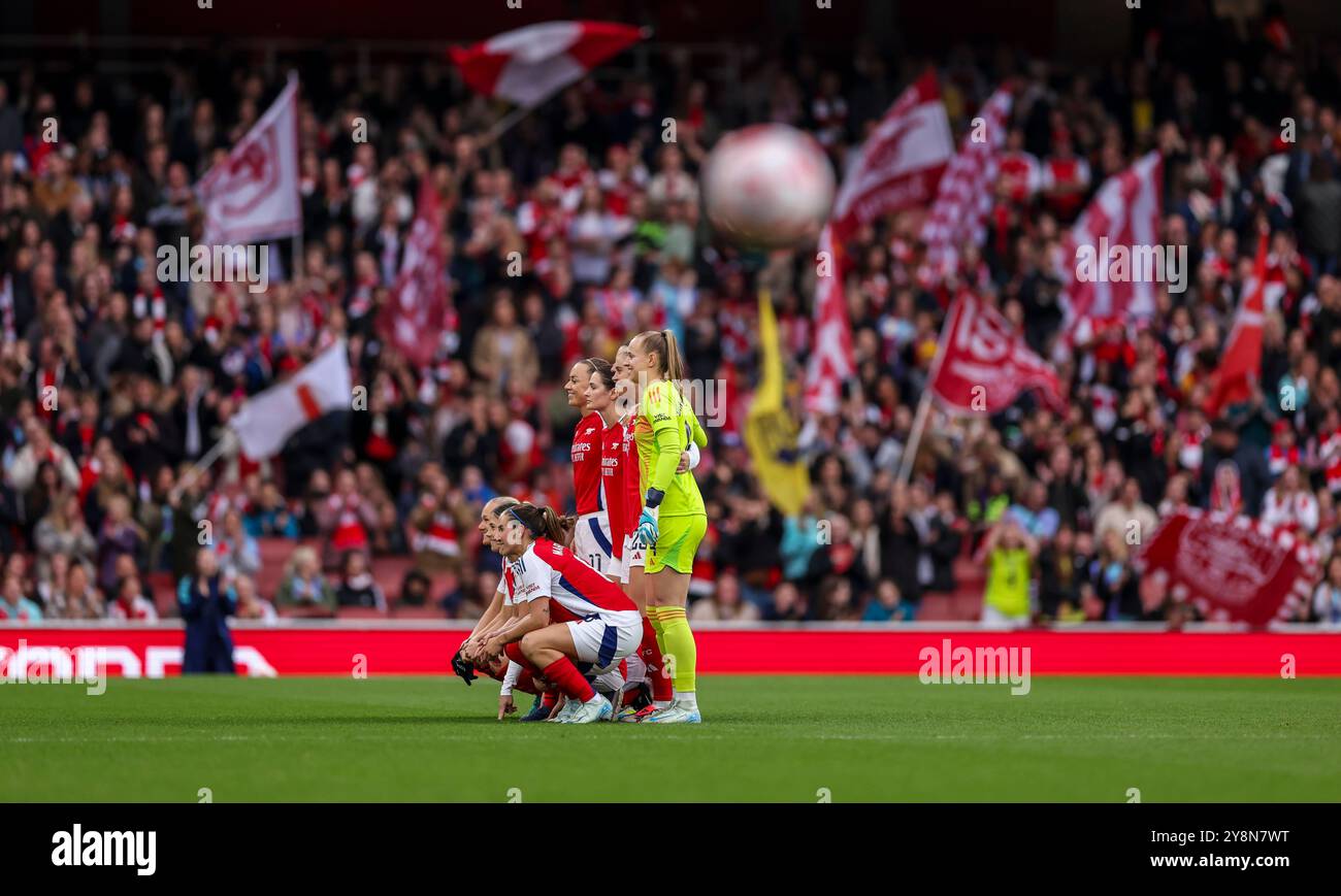 Arsenal's players pose for a team photo before the Women's Super League ...