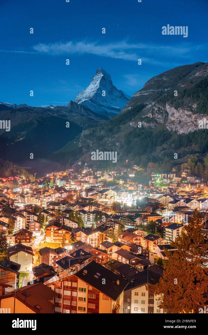 Beautiful famous viewpoint of illuminated Zermatt village and ...