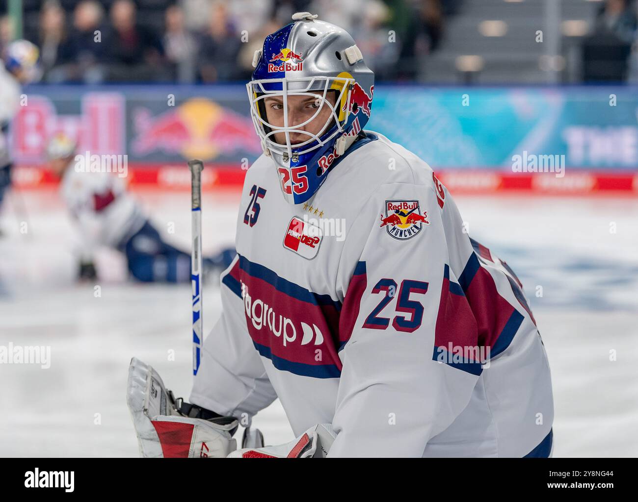 Simon Wolf (Torwart, EHC Red Bull Muenchen, #25) beim Warmup. GER, EHC ...