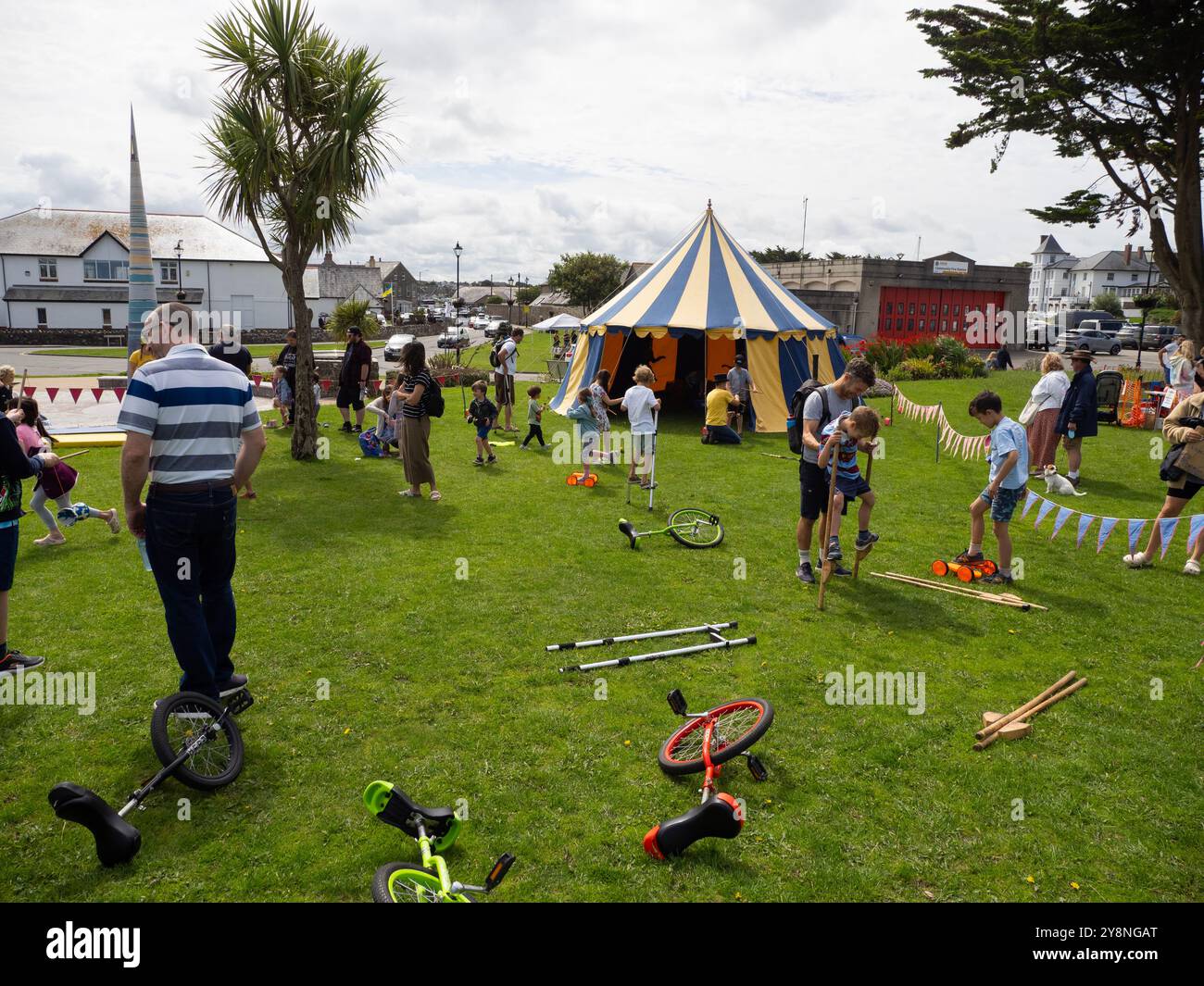 Circus skills hi-res stock photography and images - Alamy