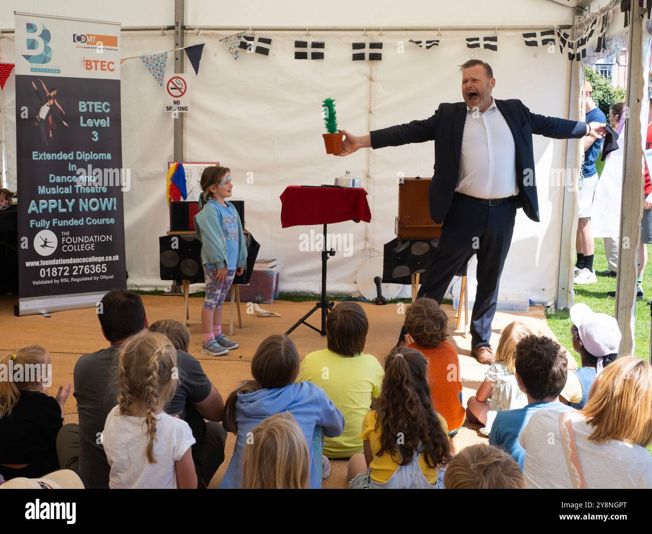 Magic show hi-res stock photography and images - Alamy
