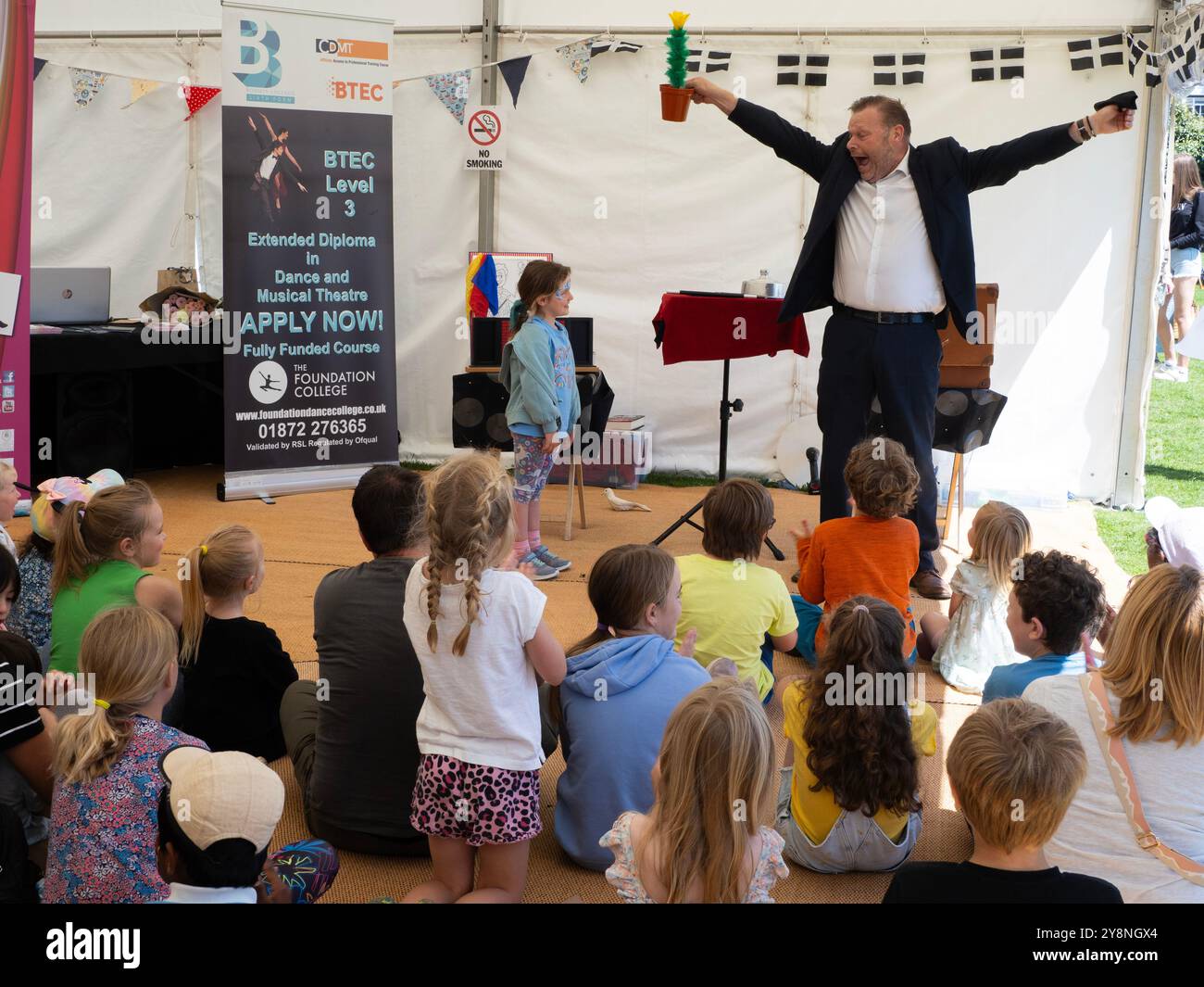 Magic show hi-res stock photography and images - Alamy