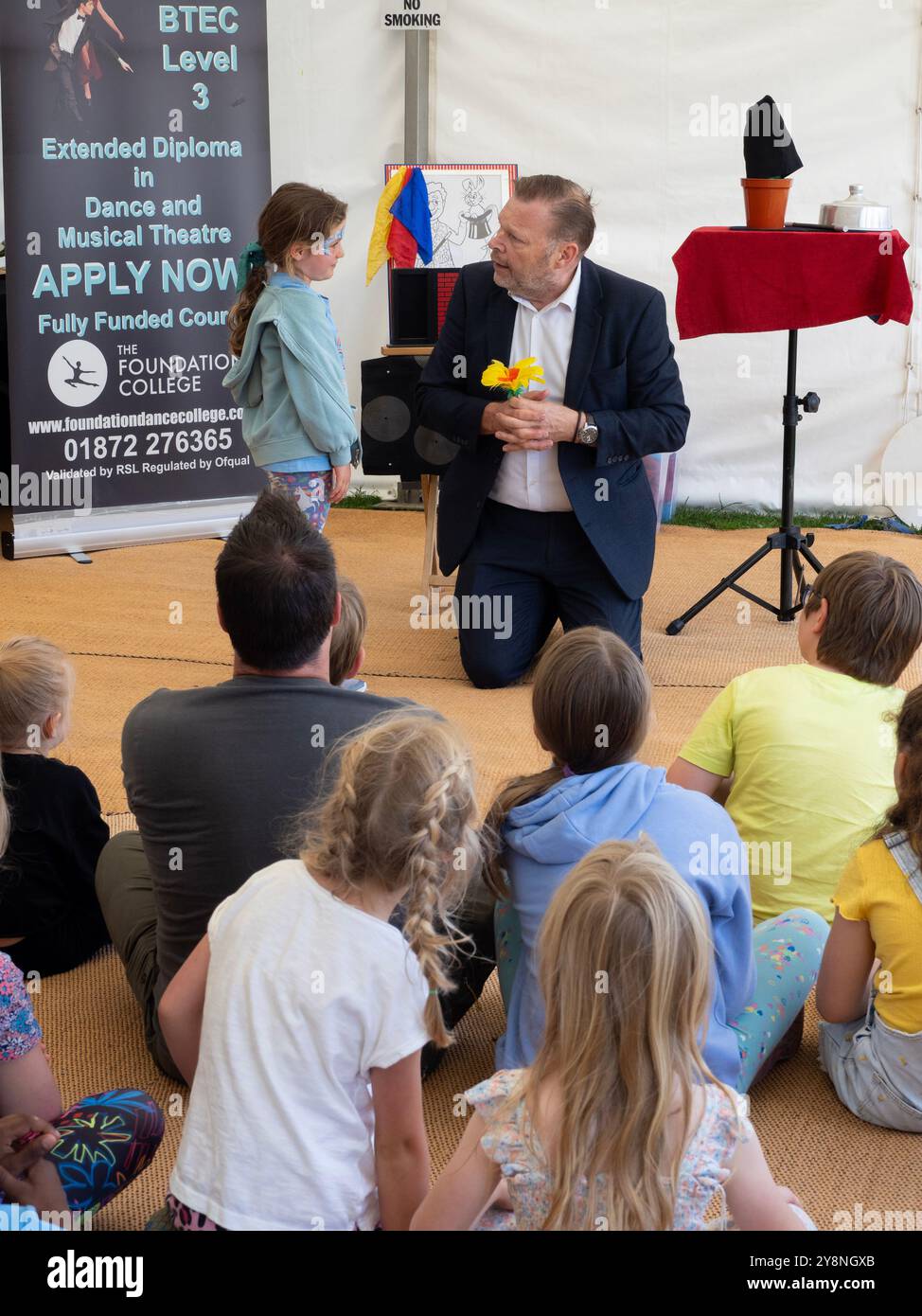 The magic show hi-res stock photography and images - Alamy
