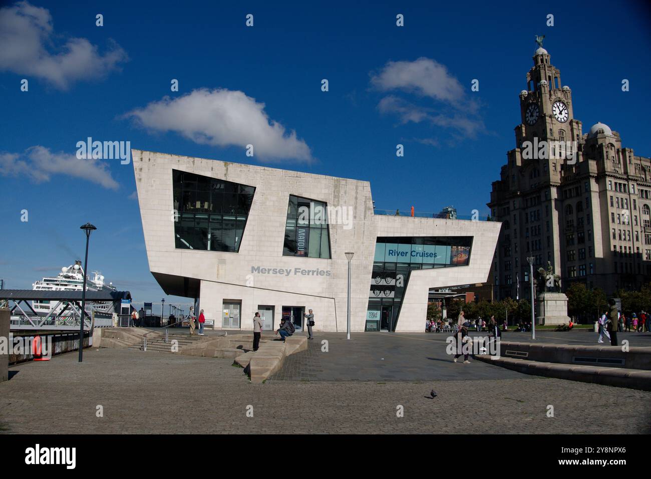Modern terminal building docks hi-res stock photography and images - Alamy