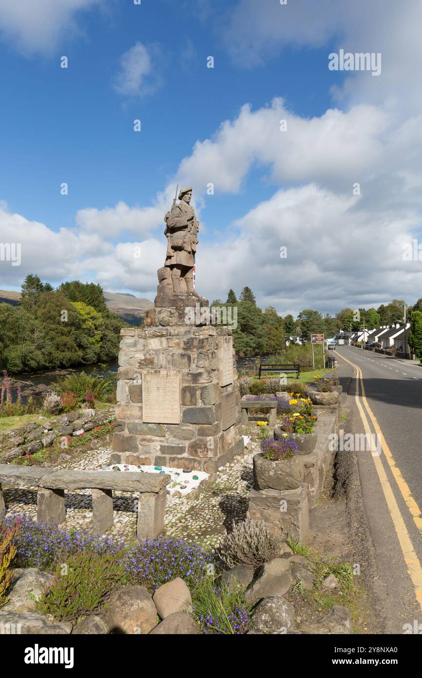 Village of Killin, Scotland. A kilted Scottish soldier war memorial ...