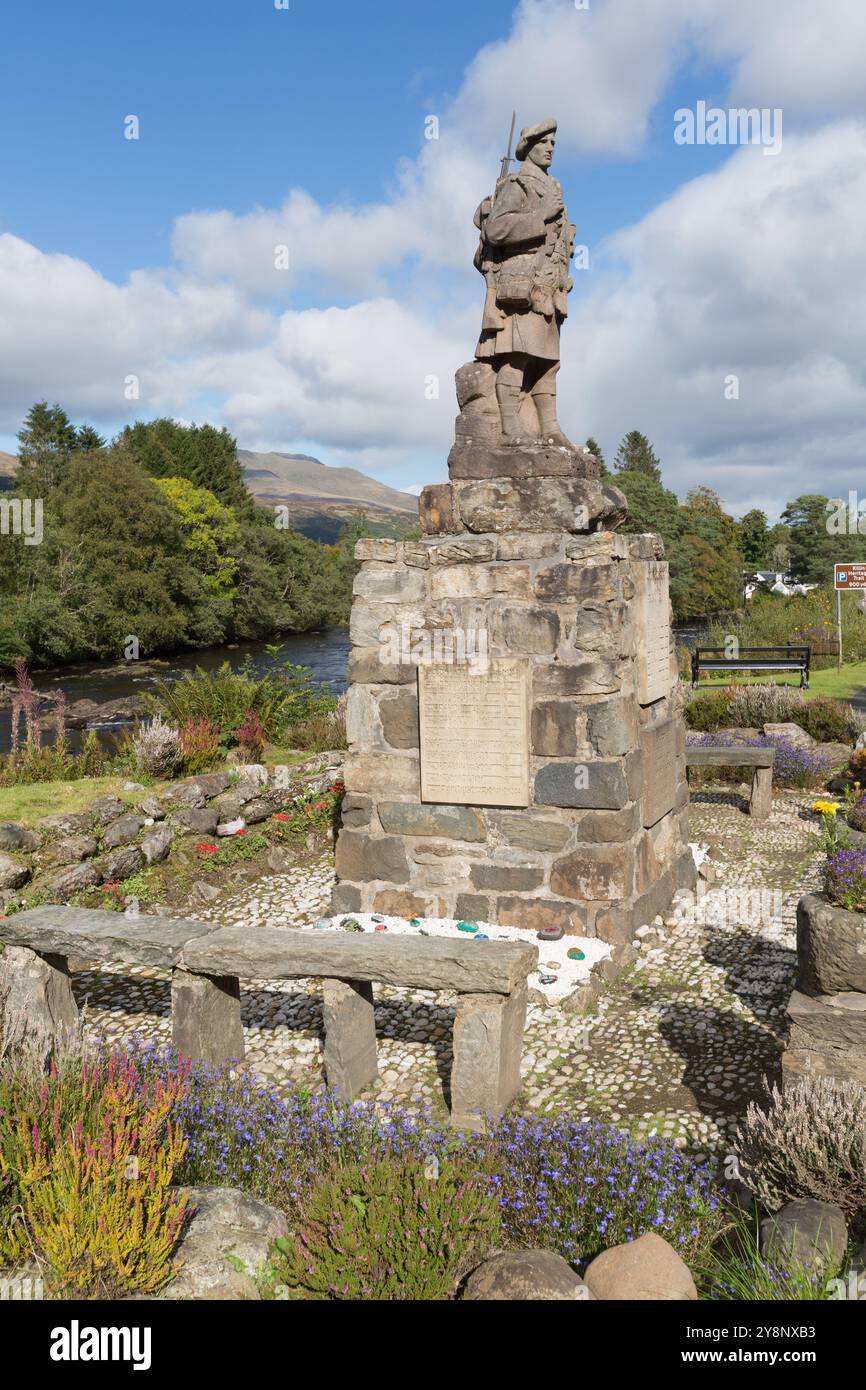 Village of Killin, Scotland. A kilted Scottish soldier war memorial ...