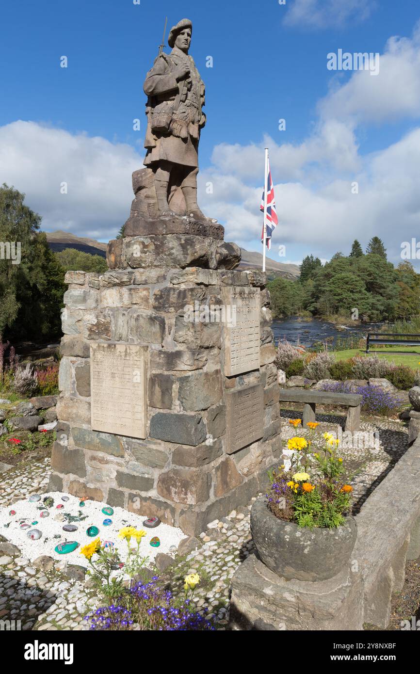 Village of Killin, Scotland. A kilted Scottish soldier war memorial ...