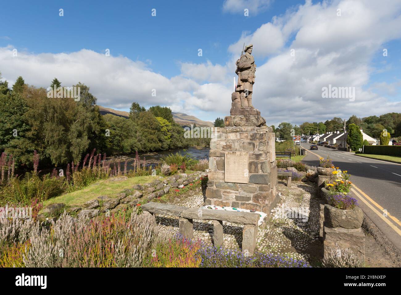 Village of Killin, Scotland. A kilted Scottish soldier war memorial ...