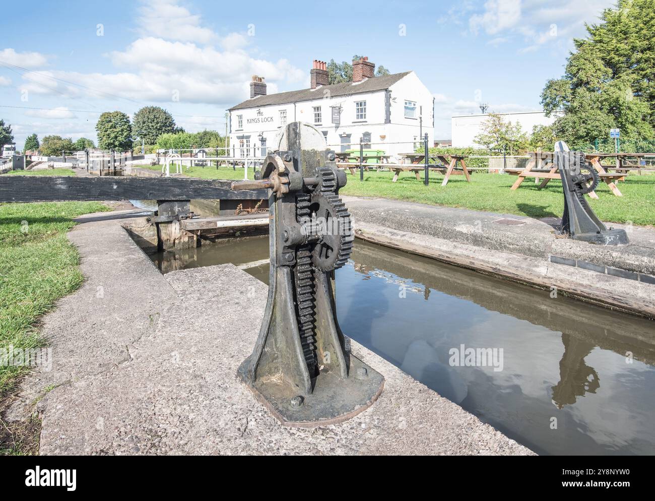 Pub walks trent and mersey canal hi-res stock photography and images ...