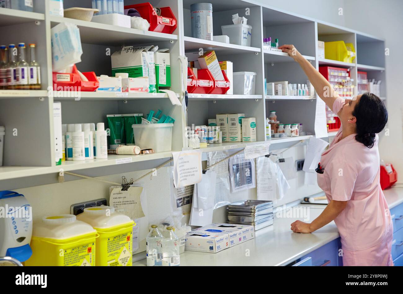 Nurse preparing medication, Nursing control, Plant hospitalization ...