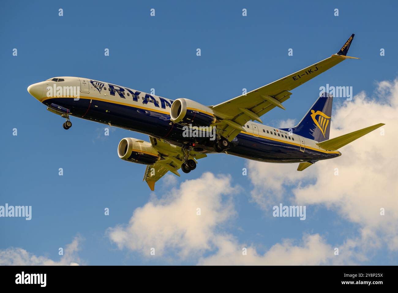 A Ryanair Boeing 737 MAX 8 on final approach to runway 15, Birmingham ...