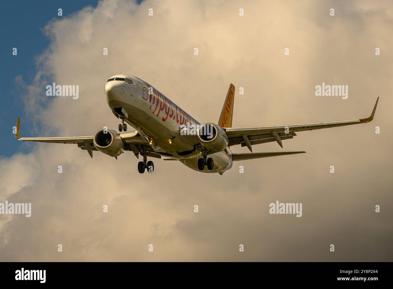 A Pegasus Airlines Boeing 737-800 on final approach to runway 15 ...