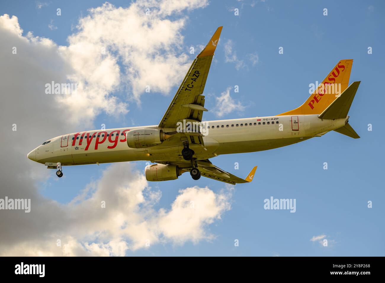 A Pegasus Airlines Boeing 737-800 on final approach to runway 15 ...