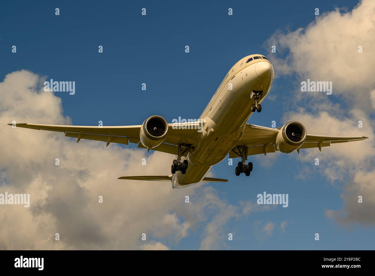 A SAUDIA Boeing 787-9 Dreamliner on final approach to runway 15 ...