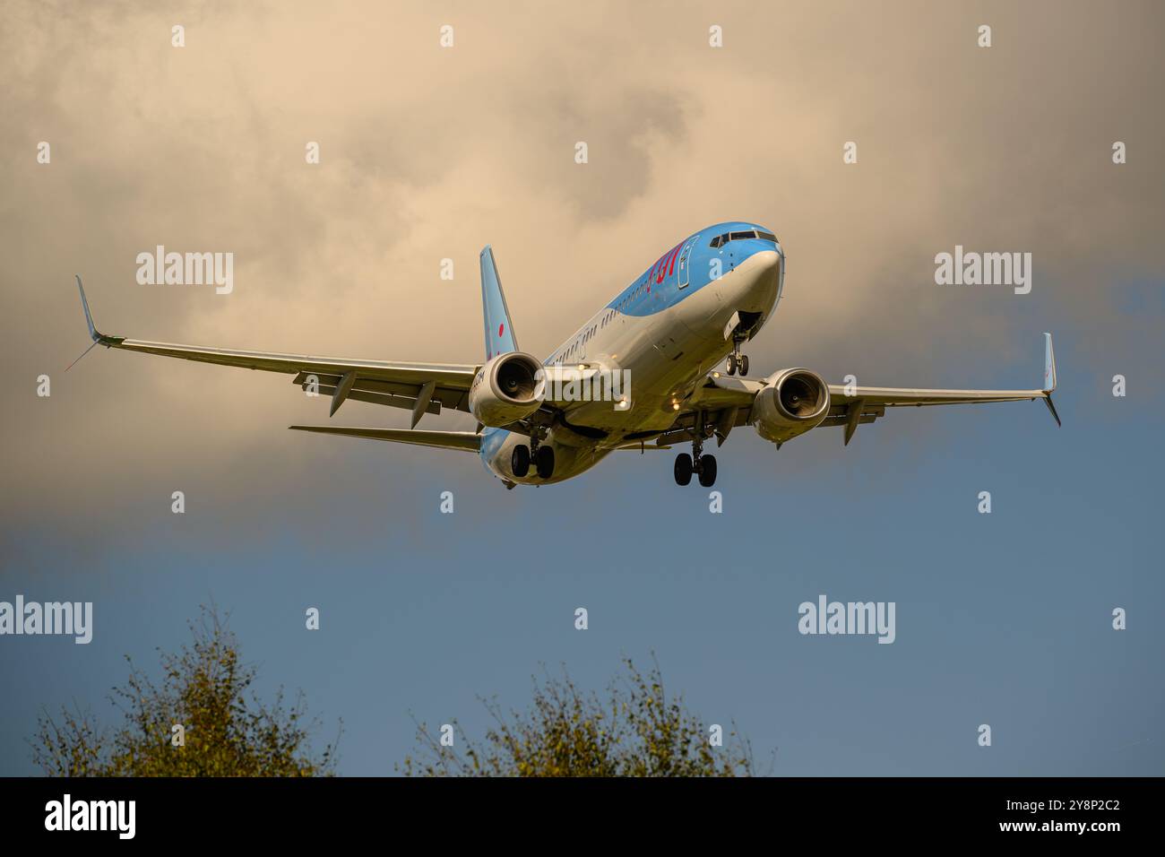 A TUI Boeing 737-800 on final approach to runway 15, Birmingham ...