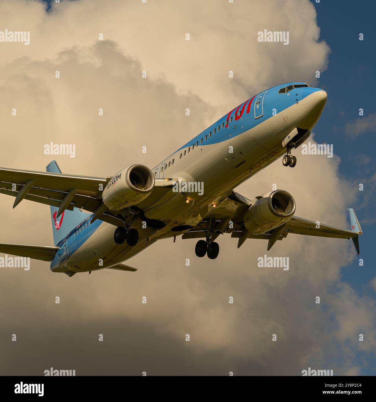 A TUI Boeing 737-800 on final approach to runway 15, Birmingham ...