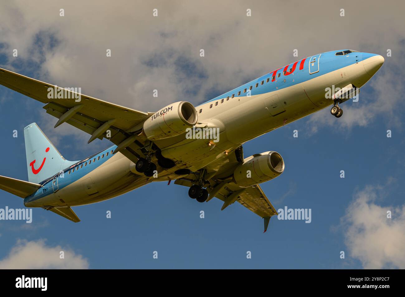 A TUI Boeing 737-800 on final approach to runway 15, Birmingham ...