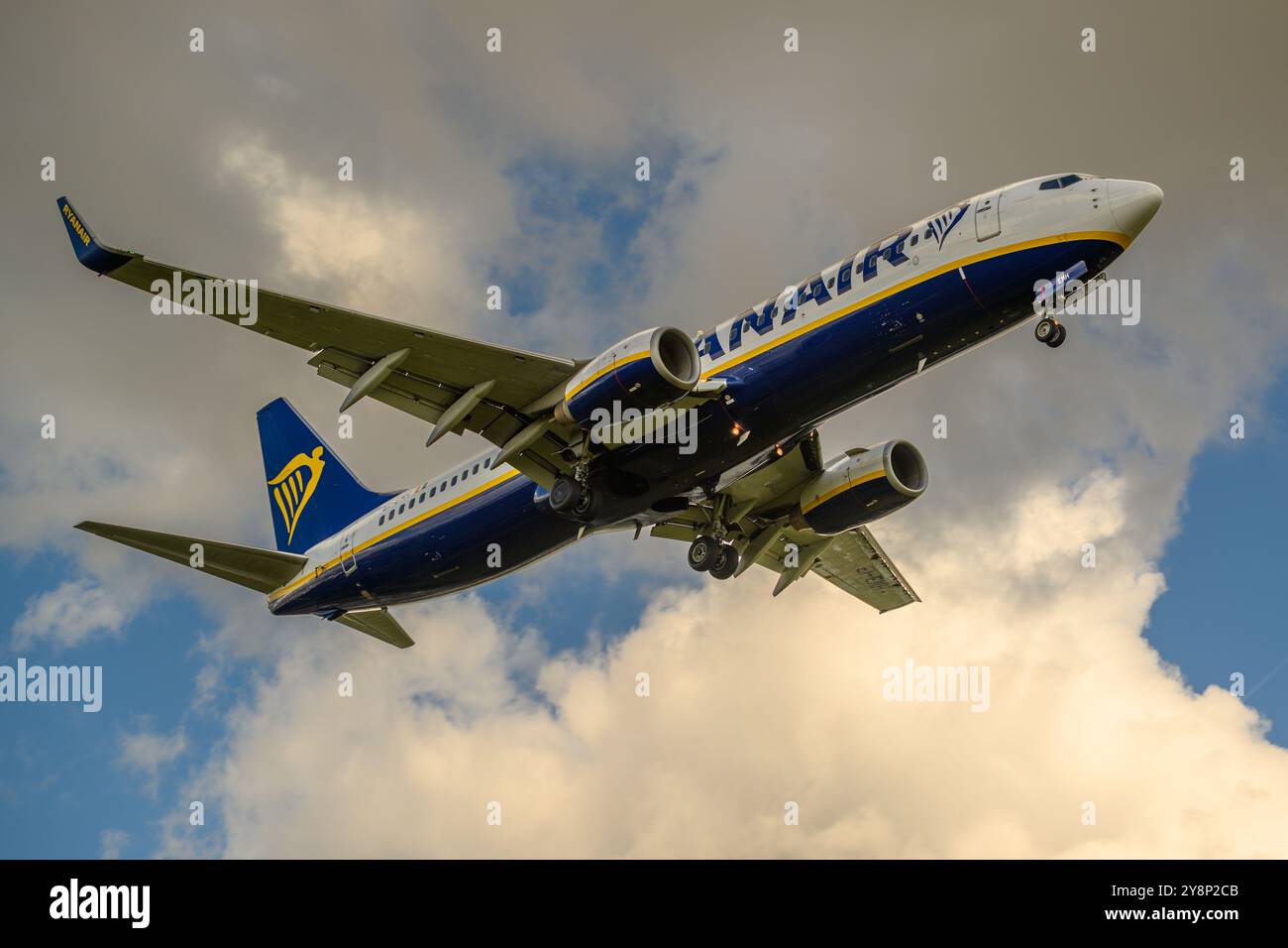 A Ryanair Boeing 737-800 on final approach to runway 15, Birmingham ...