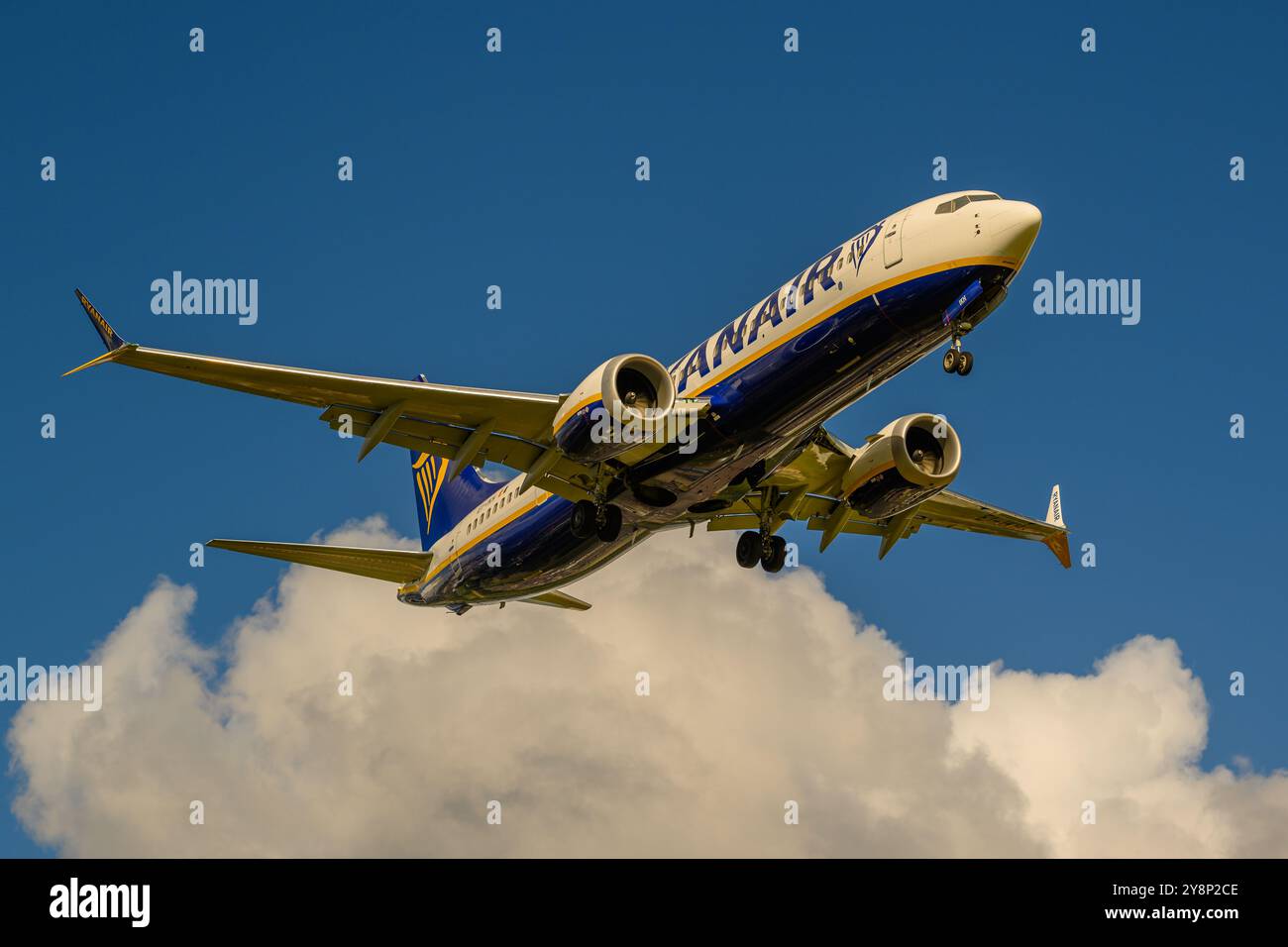 A Ryanair Boeing 737 MAX 8 on final approach to runway 15, Birmingham ...