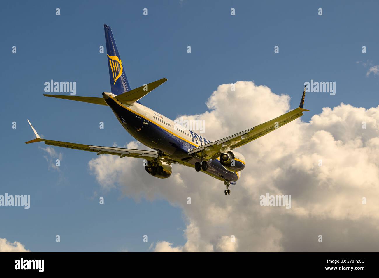 A Ryanair Boeing 737 MAX 8 on final approach to runway 15, Birmingham ...