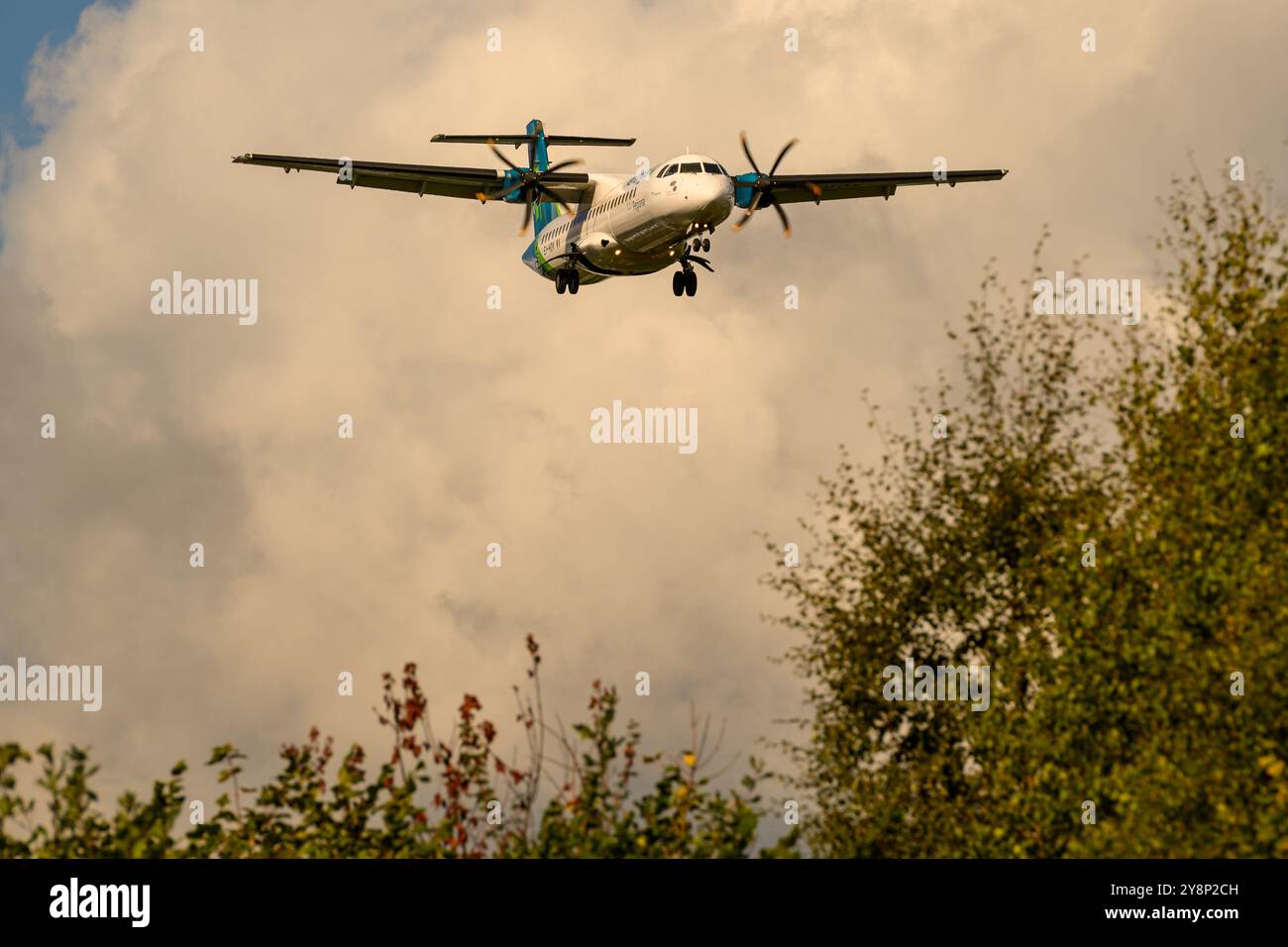 An Aer Lingus Regional ATR72 on final approach to runway 15, Birmingham ...
