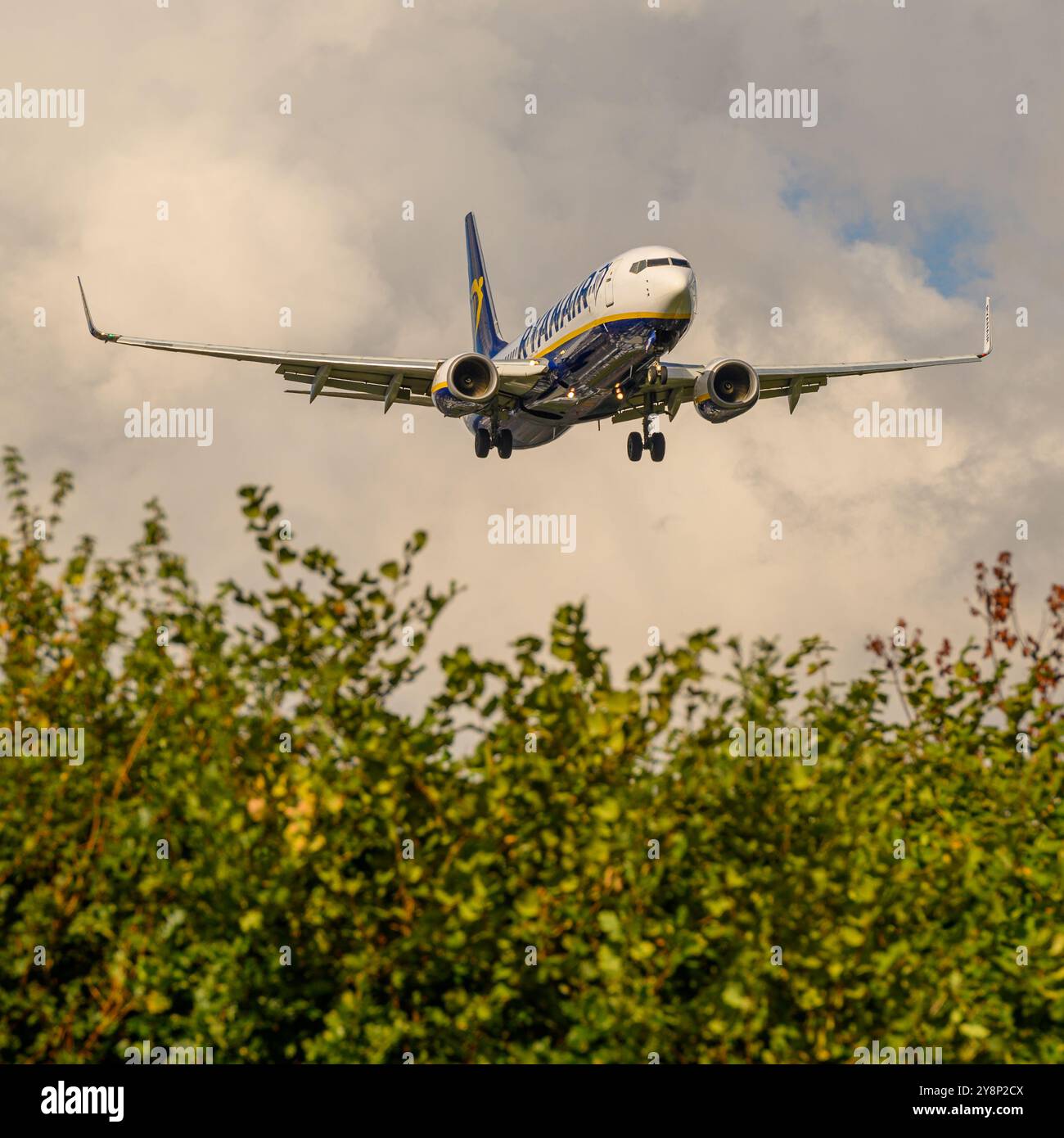 A Ryanair Boeing 737-800 on final approach to runway 15, Birmingham ...