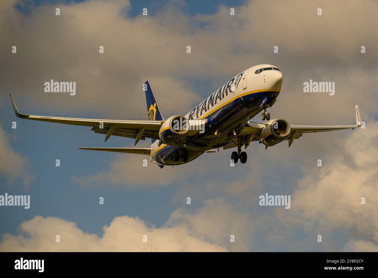 A Ryanair Boeing 737-800 on final approach to runway 15, Birmingham ...