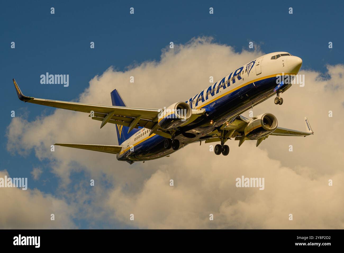 A Ryanair Boeing 737-800 on final approach to runway 15, Birmingham ...