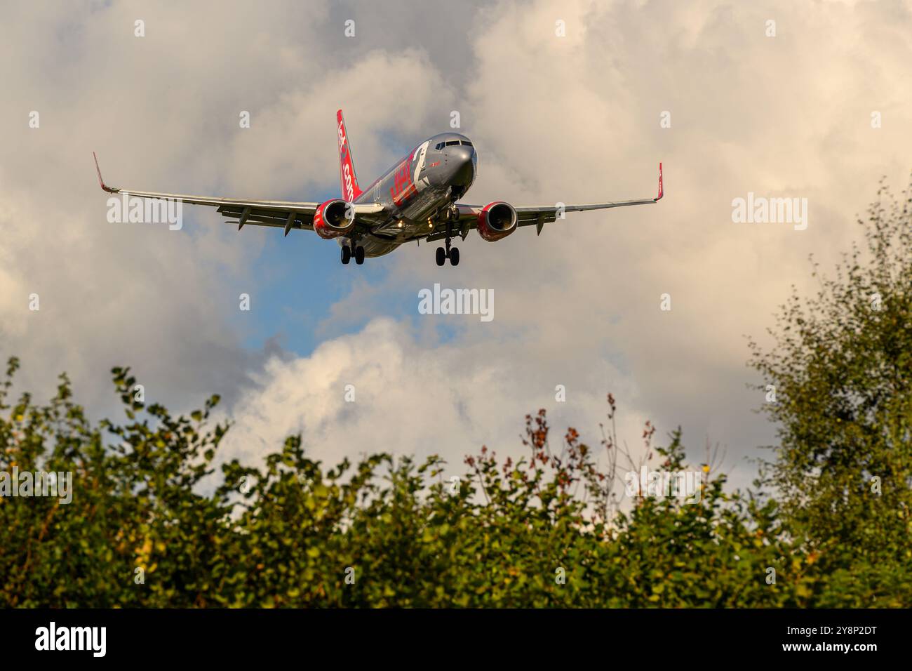 A Jet2 Holidays Boeing 737-800 on final approach to runway 15 ...