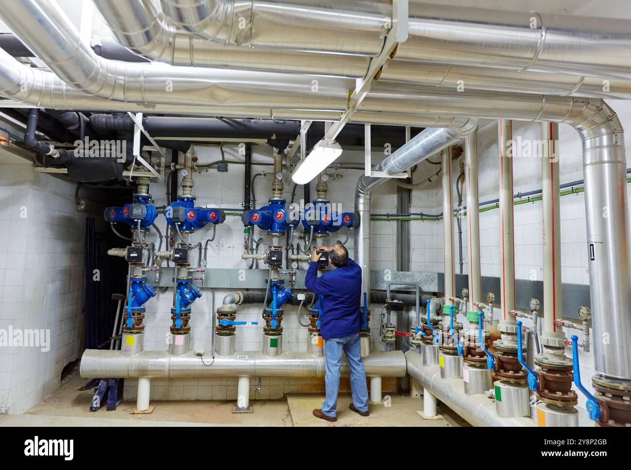 Maintenance worker, Installation of water pumps, Hospital Donostia, San ...