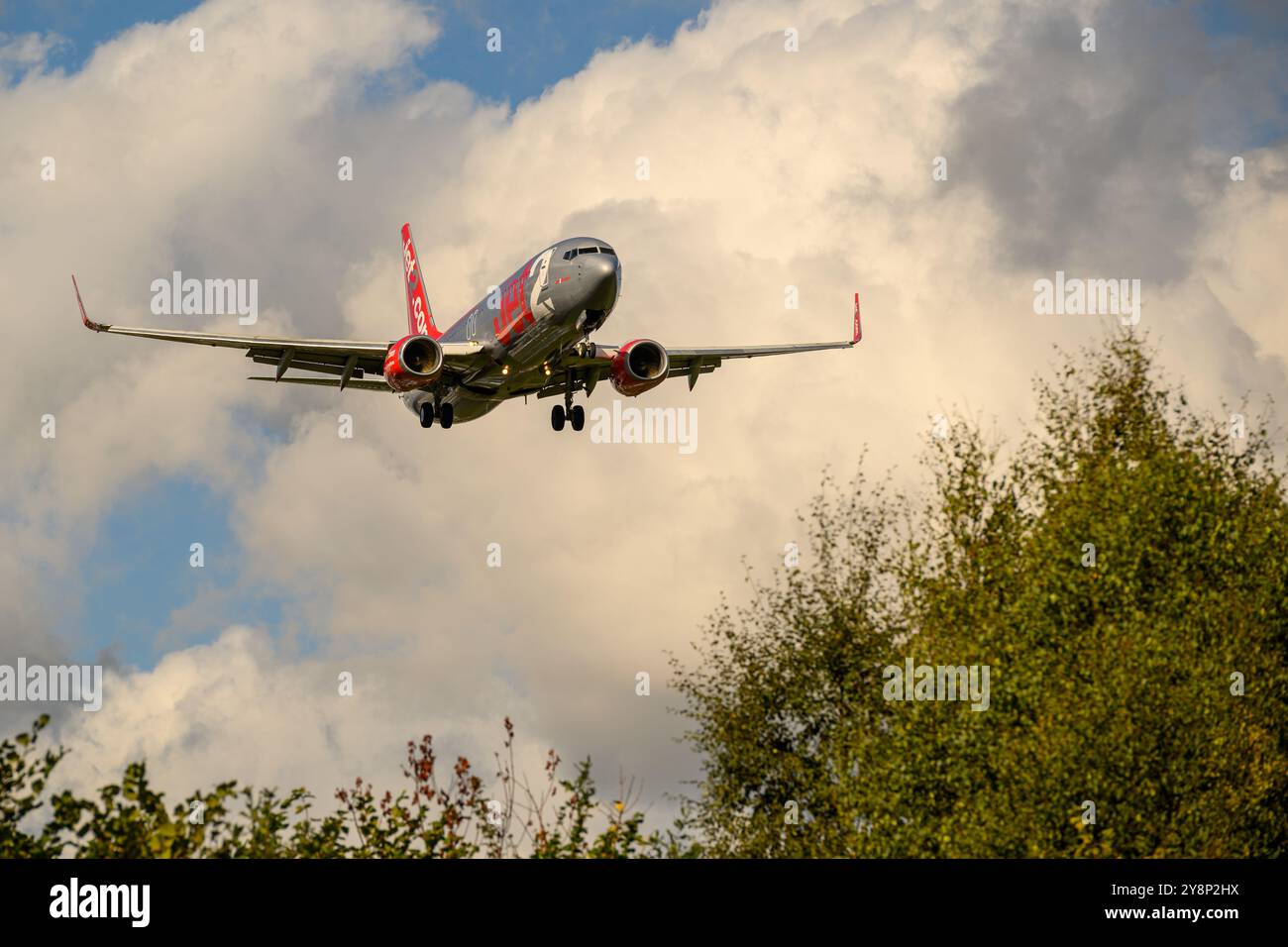 A Jet2 Holidays Boeing 737-800 on final approach to runway 15 ...