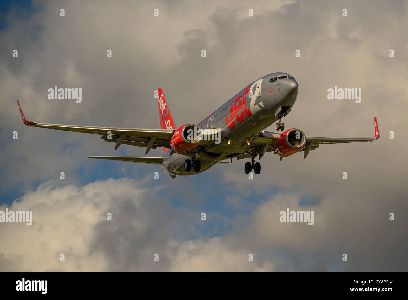 A Jet2 Holidays Boeing 737-800 on final approach to runway 15 ...