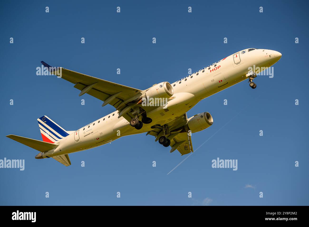 An Air France Hop Embraer ERJ-190 regional jet on final approach to ...
