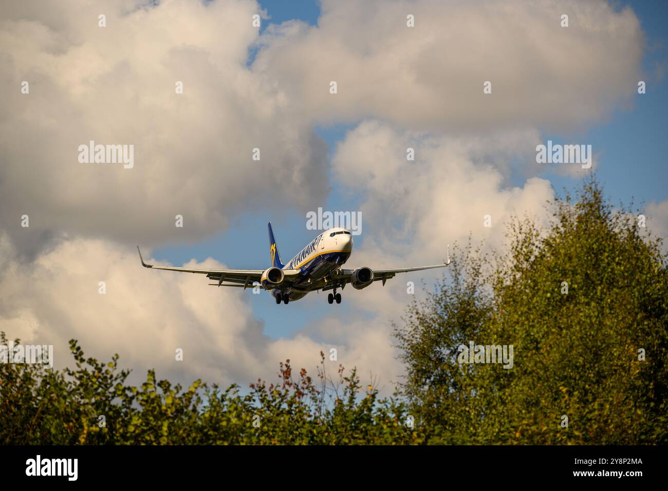 A Ryanair Boeing 737-800 on final approach to runway 15, Birmingham ...