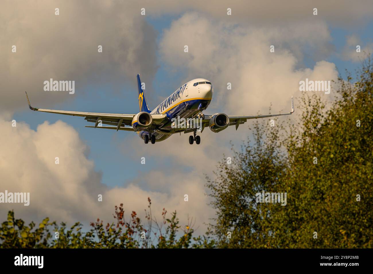 A Ryanair Boeing 737-800 on final approach to runway 15, Birmingham ...