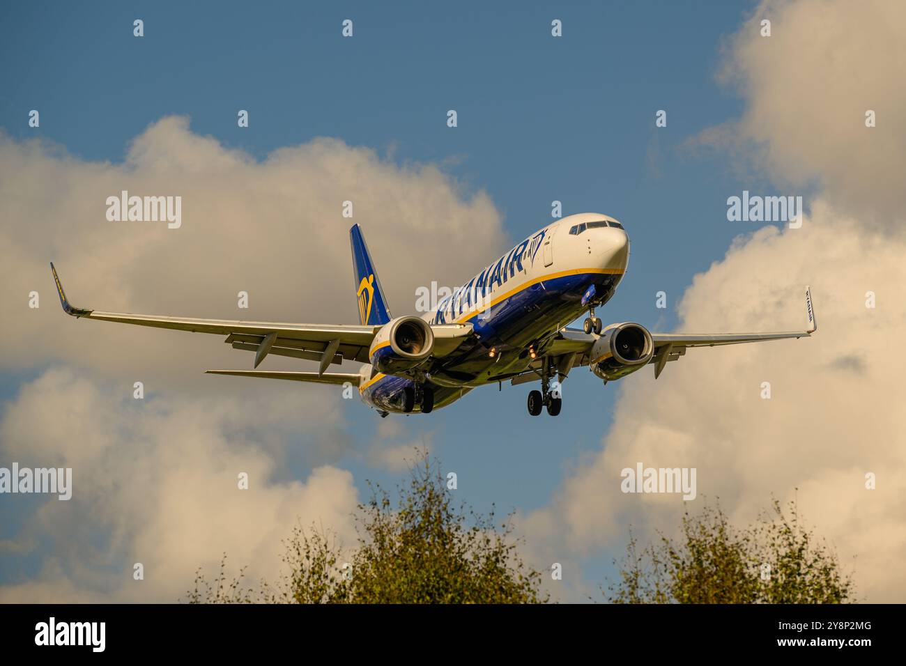 A Ryanair Boeing 737-800 on final approach to runway 15, Birmingham ...