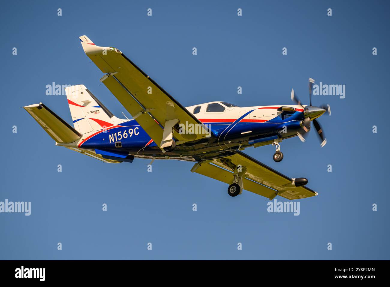 A Daher TBM-900 on final approach to runway 15, Birmingham ...