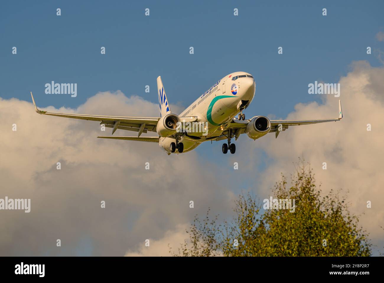 A SunExpress Boeing 737-800 on final approach to runway 15, Birmingham ...