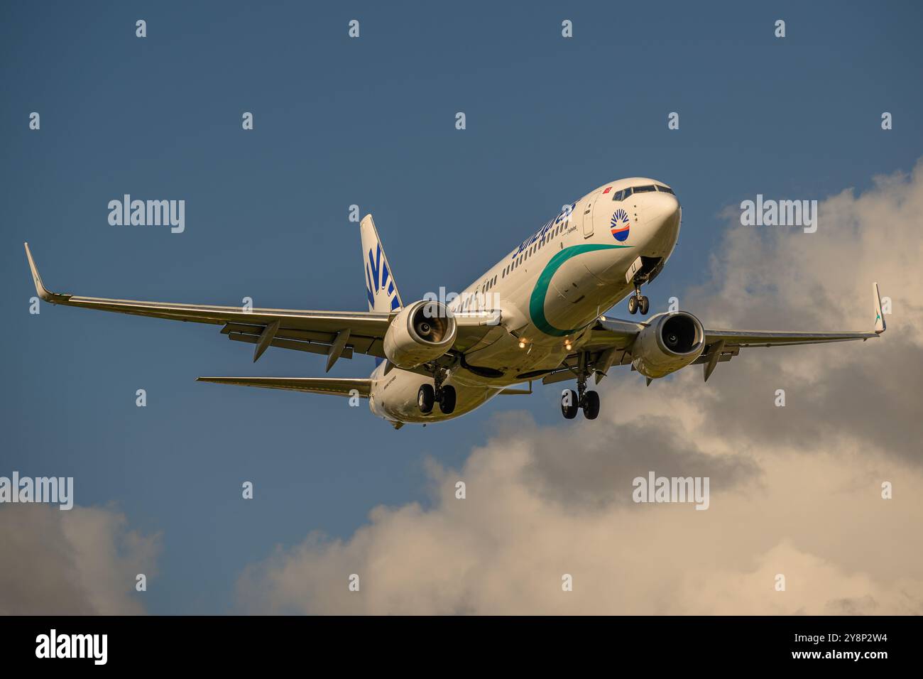 A SunExpress Boeing 737-800 on final approach to runway 15, Birmingham ...