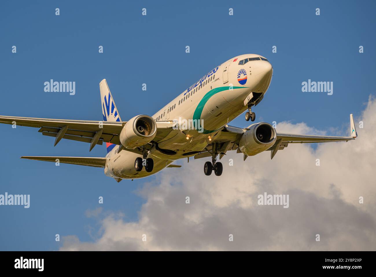 A SunExpress Boeing 737-800 on final approach to runway 15, Birmingham ...
