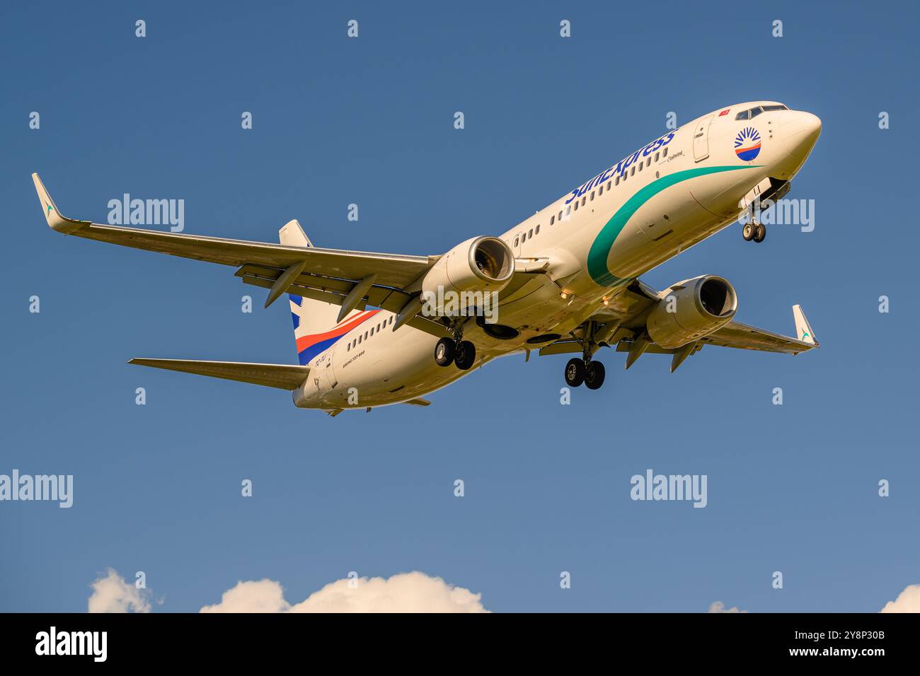 A SunExpress Boeing 737-800 on final approach to runway 15, Birmingham ...