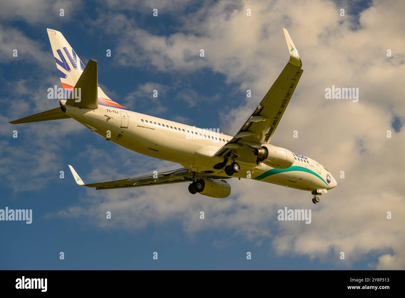 A SunExpress Boeing 737-800 on final approach to runway 15, Birmingham ...