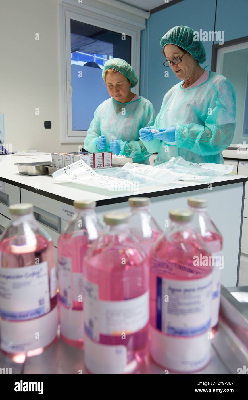 Preparation of drugs, Clean room, Pharmacy, Hospital Donostia, San ...