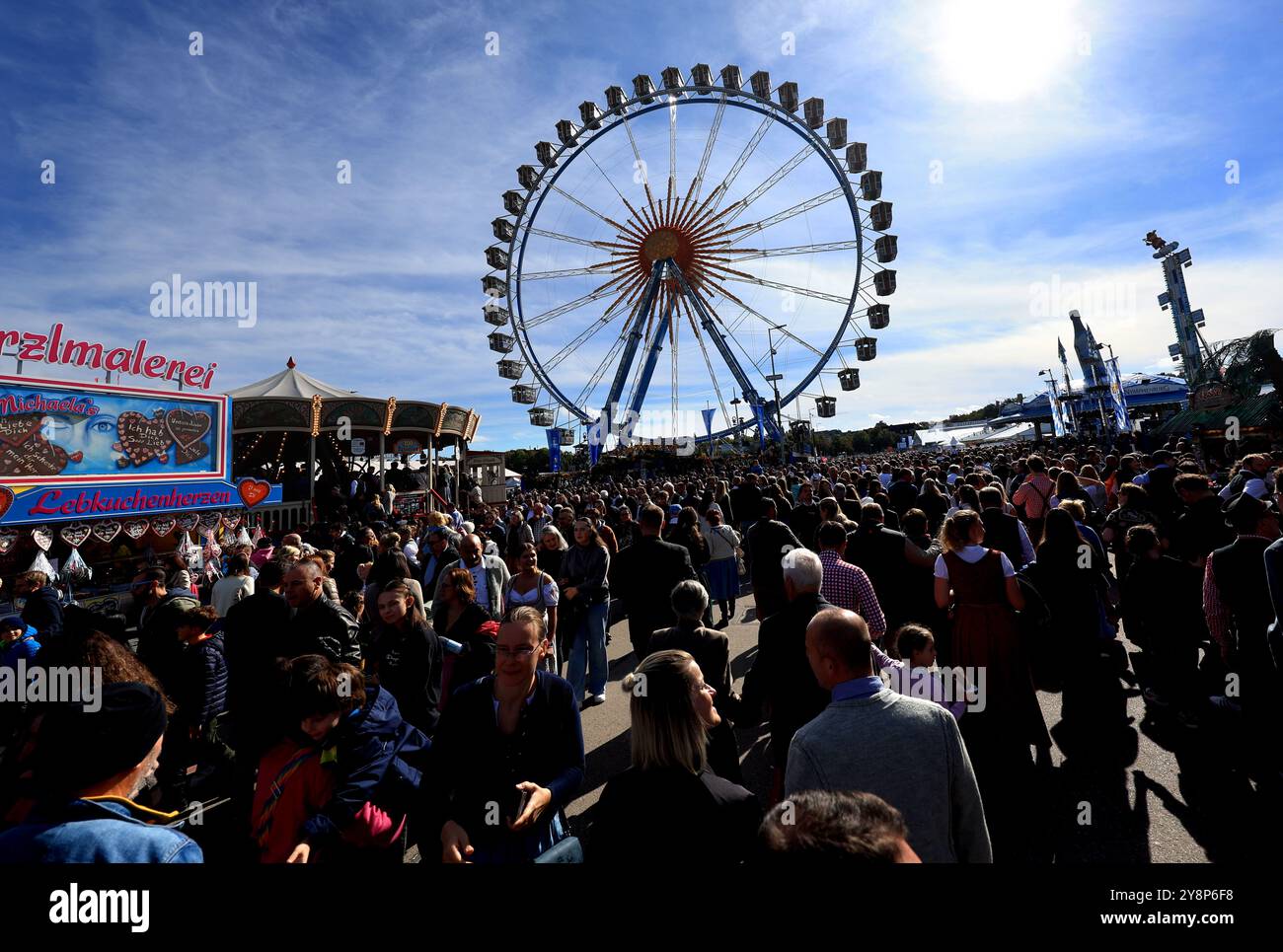 dpatop - 06 October 2024, Bavaria, Munich: Oktoberfest visitors crowd ...