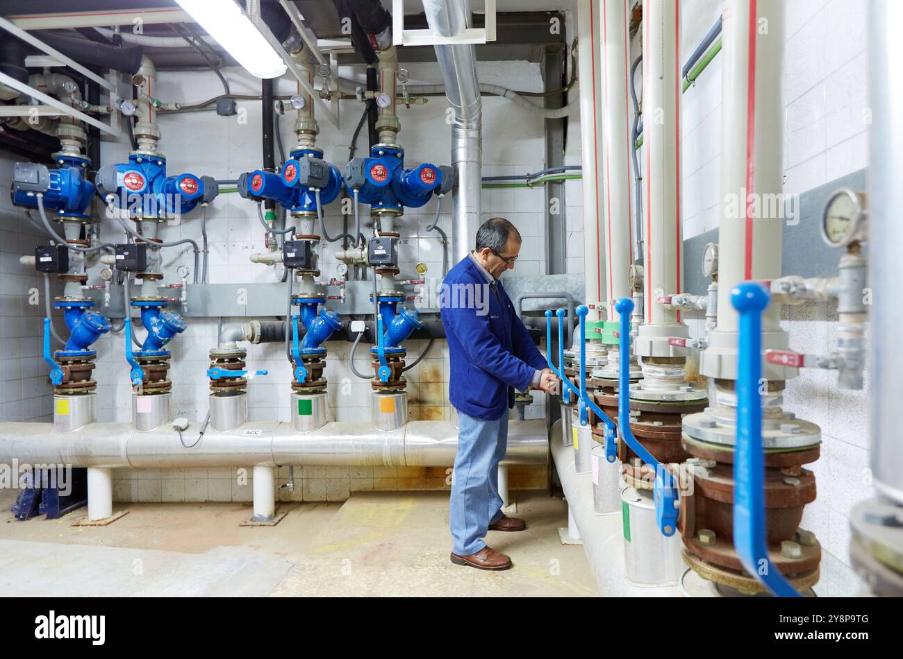 Maintenance worker, Installation of water pumps, Hospital Donostia, San ...