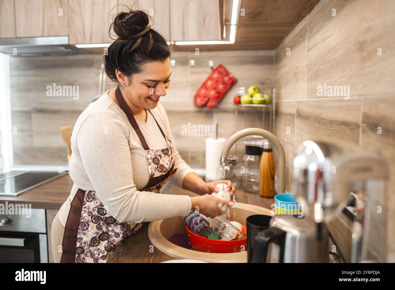 Woman washing dishes in the kitchen Stock Photo - Alamy