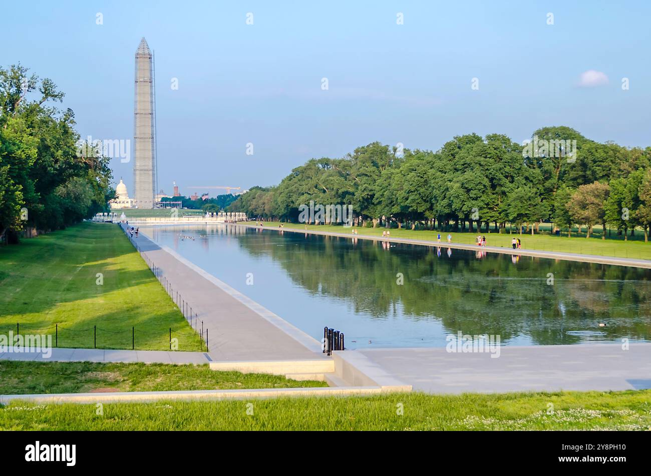 The iconic Washington Monument mirroring in the Reflecting Pool ...