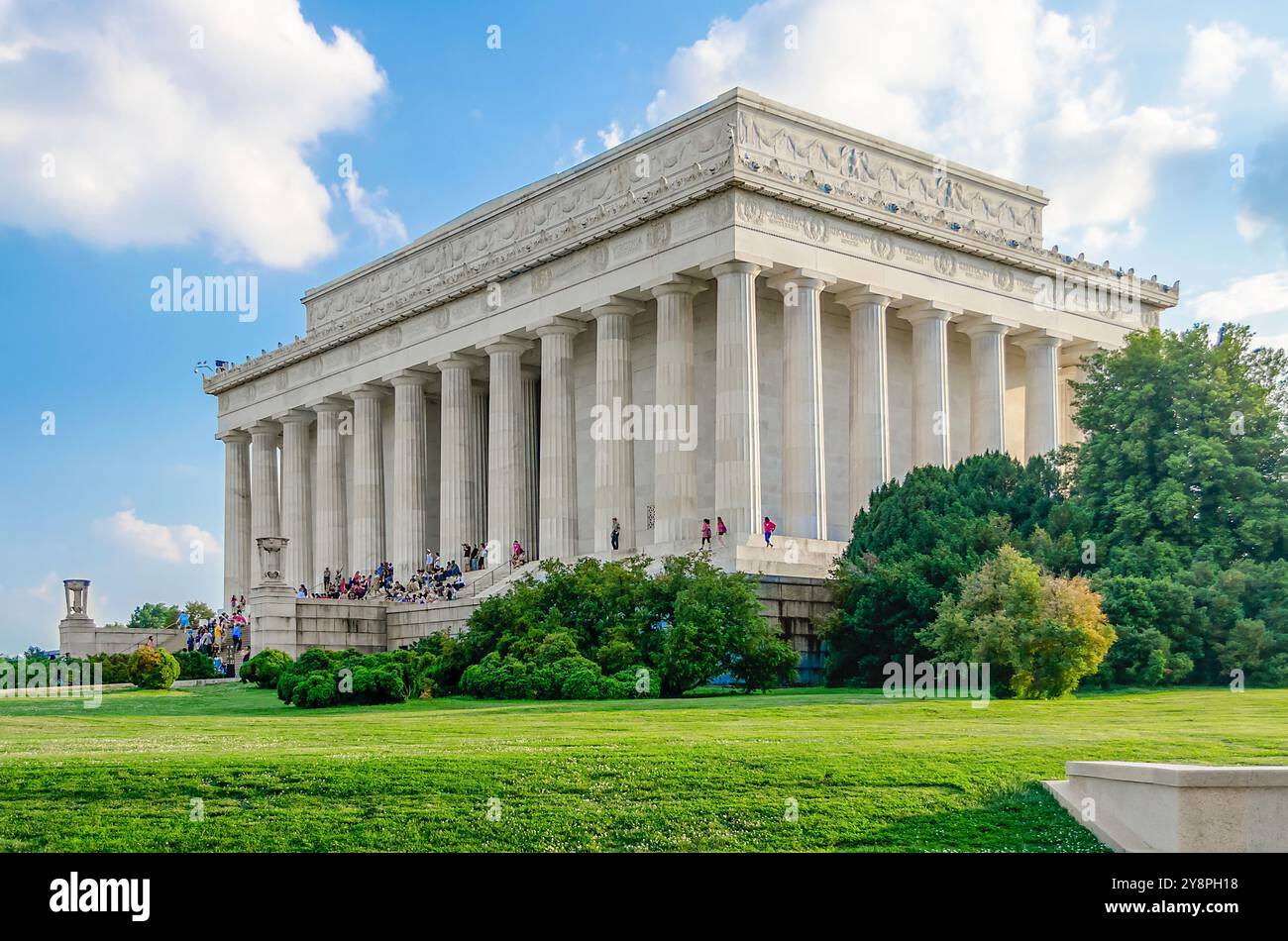 Abraham Lincoln Memorial, built to honor the 16th President of the ...