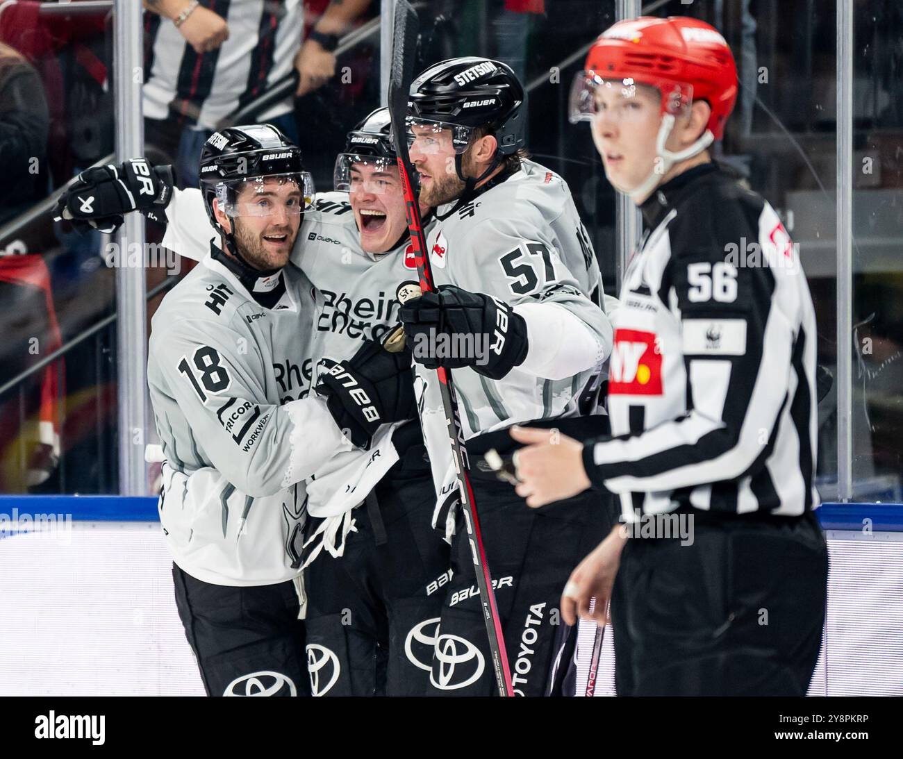 Josh Currie (Koelner Haie, #18) und Brady Austin (Koelner Haie, #57 ...
